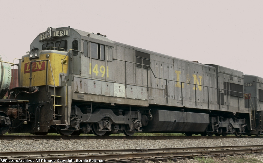 L&N U30C #1491, coupled to a friction bearing tank car on L&N train #613,